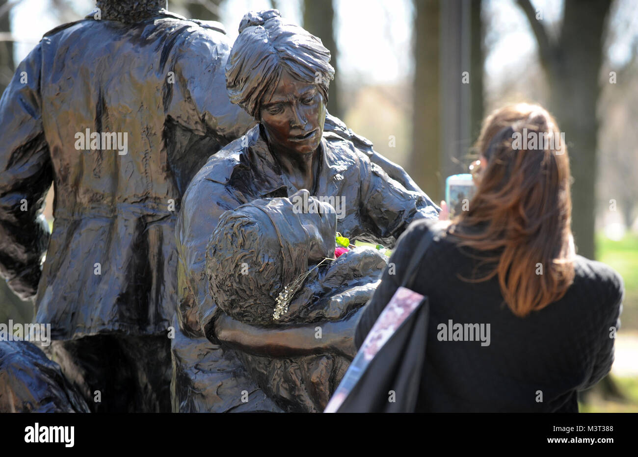 Visitors and tourist flock to the National Mall to visit the Vietnam ...