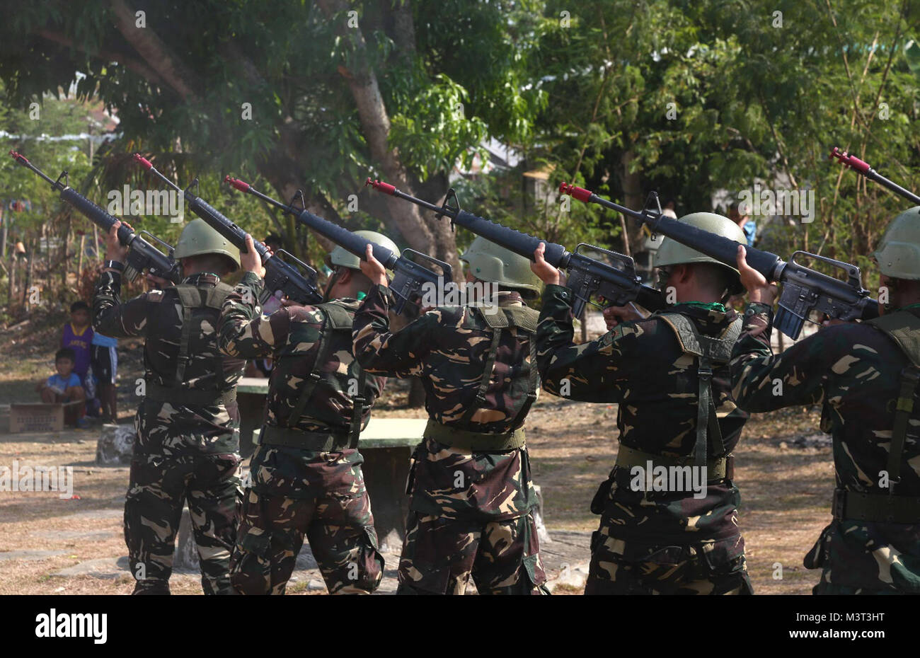 Soldiers from armed philippines salute hi-res stock photography and ...