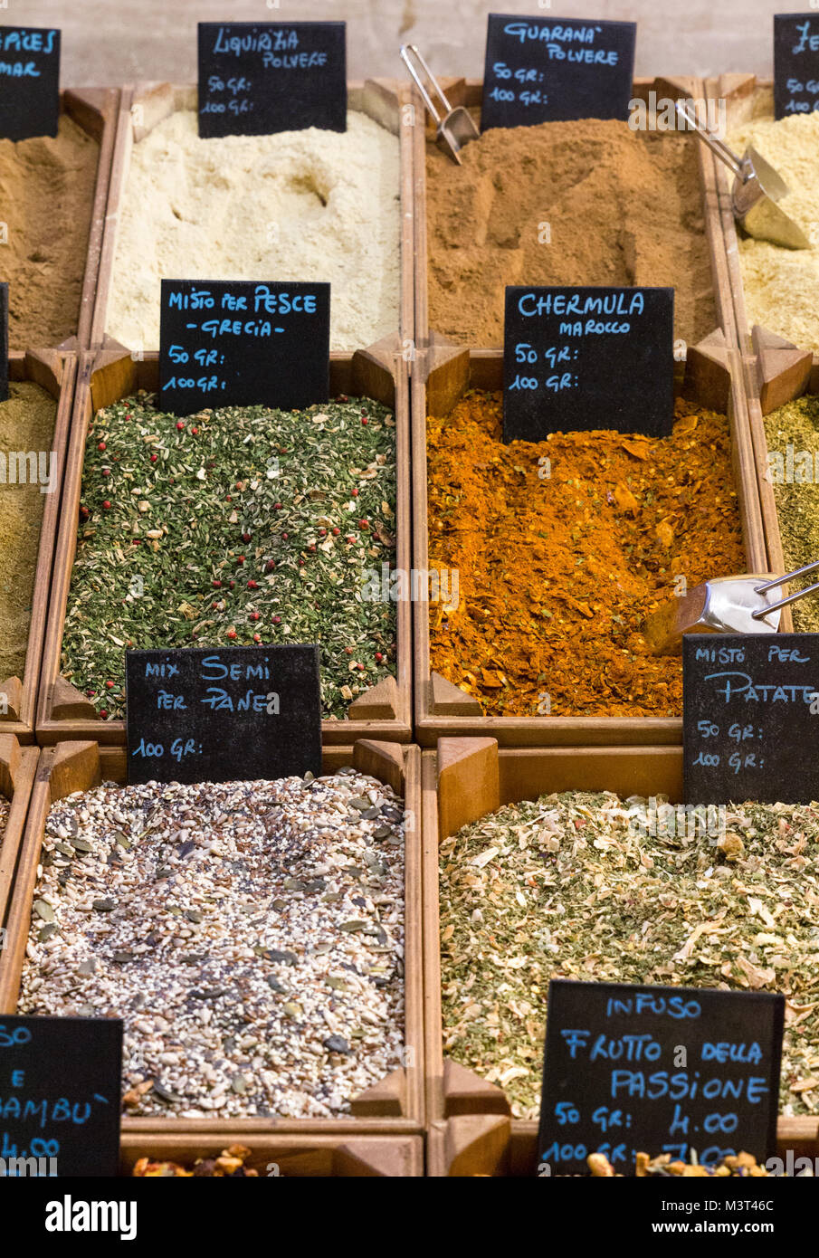 Indian multicolor spicy spices Sold in the market Stock Photo - Alamy