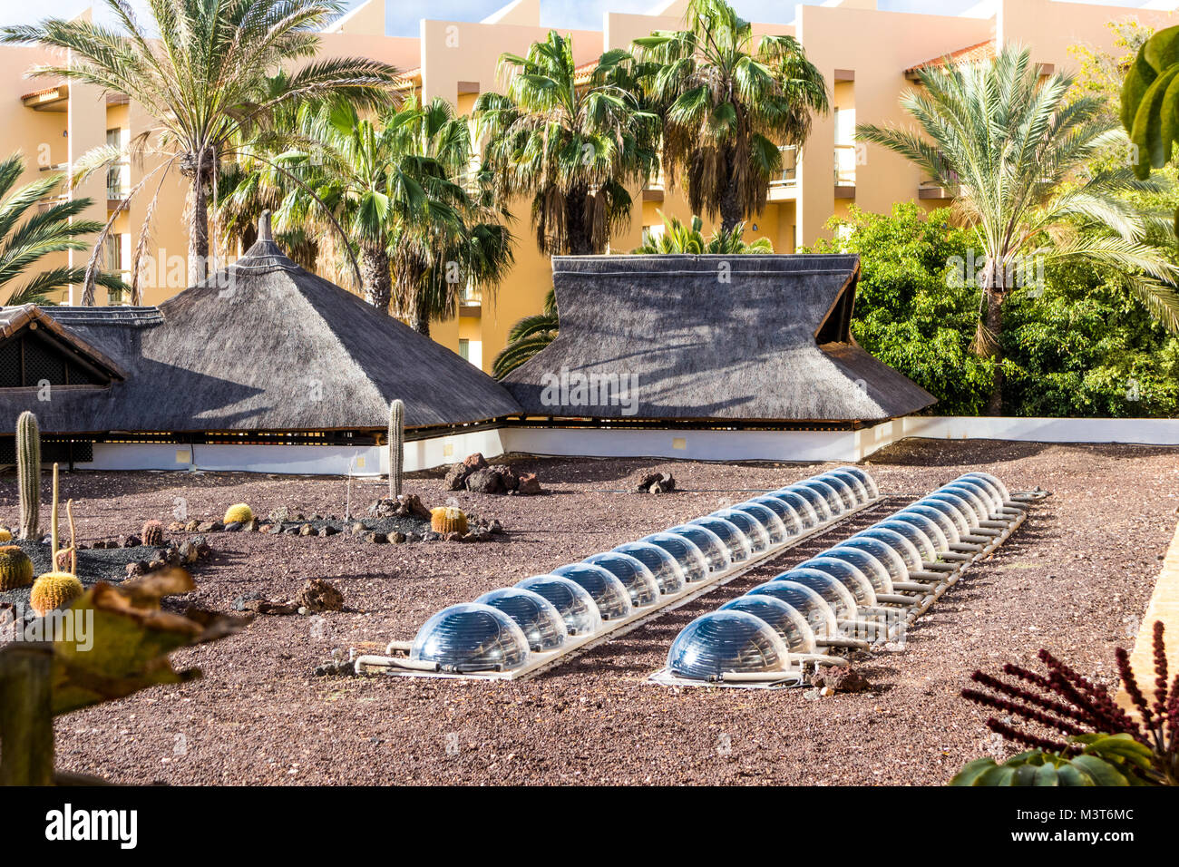 Solar array hi-res stock photography and images - Alamy