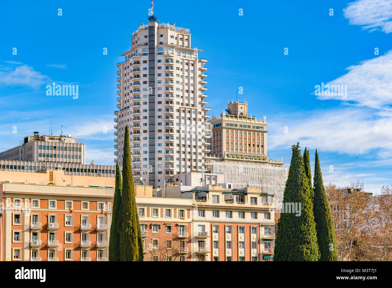 Spain madrid apartment building exterior hi-res stock photography and ...