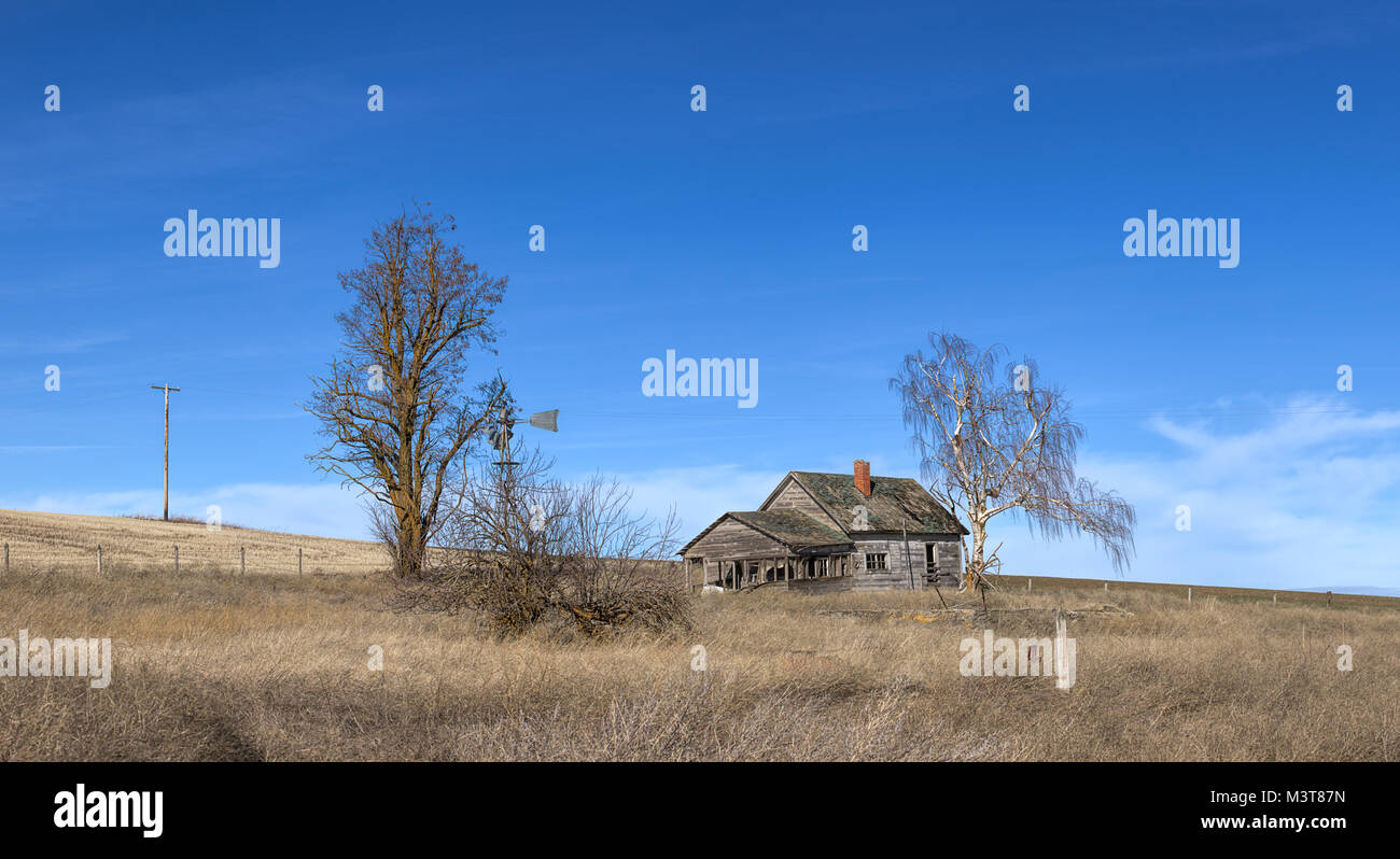 An old abandoned house in the countryside in eastern Washington Stock ...