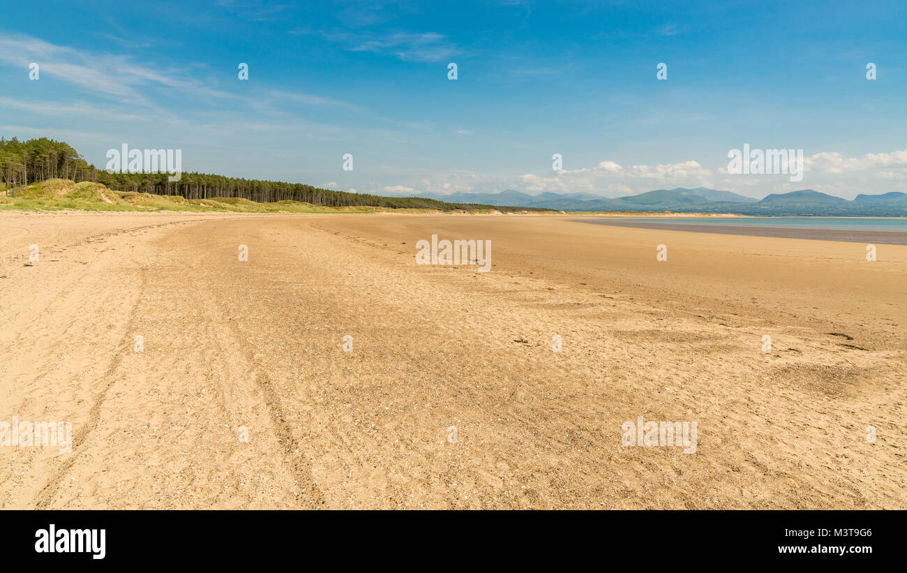 Llandwyn Bay in Anglesey, Gwynedd, Wales, UK - with Snowdonia mountain ...