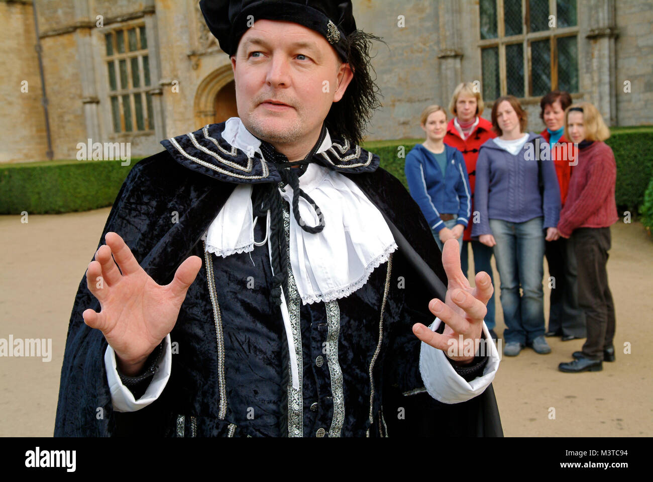 Tudor period houses hi-res stock photography and images - Alamy