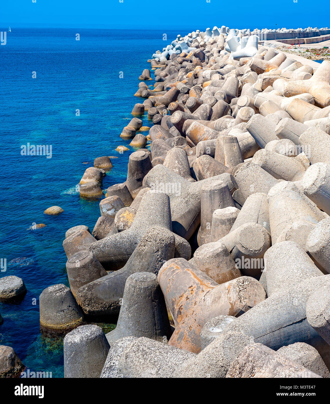 Tetrapod breakwater hi-res stock photography and images - Alamy