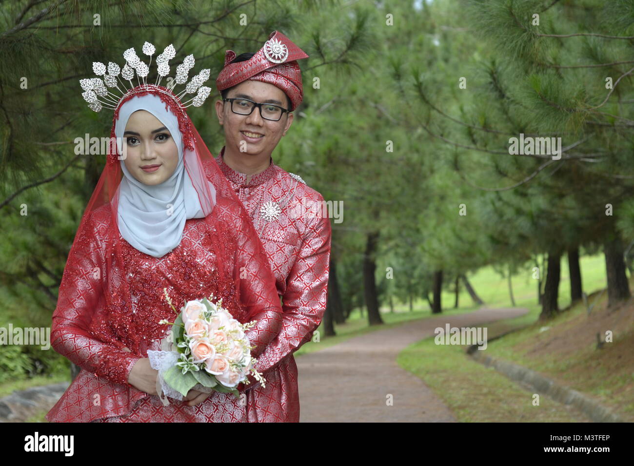 Traditional malay wedding hi-res stock photography and images - Alamy