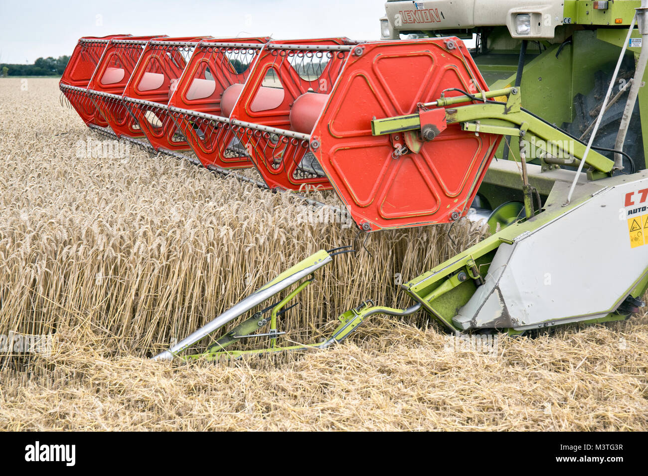Threshing combine hi-res stock photography and images - Alamy