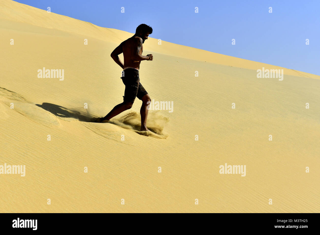 Fitness running on desert dune area Stock Photo - Alamy