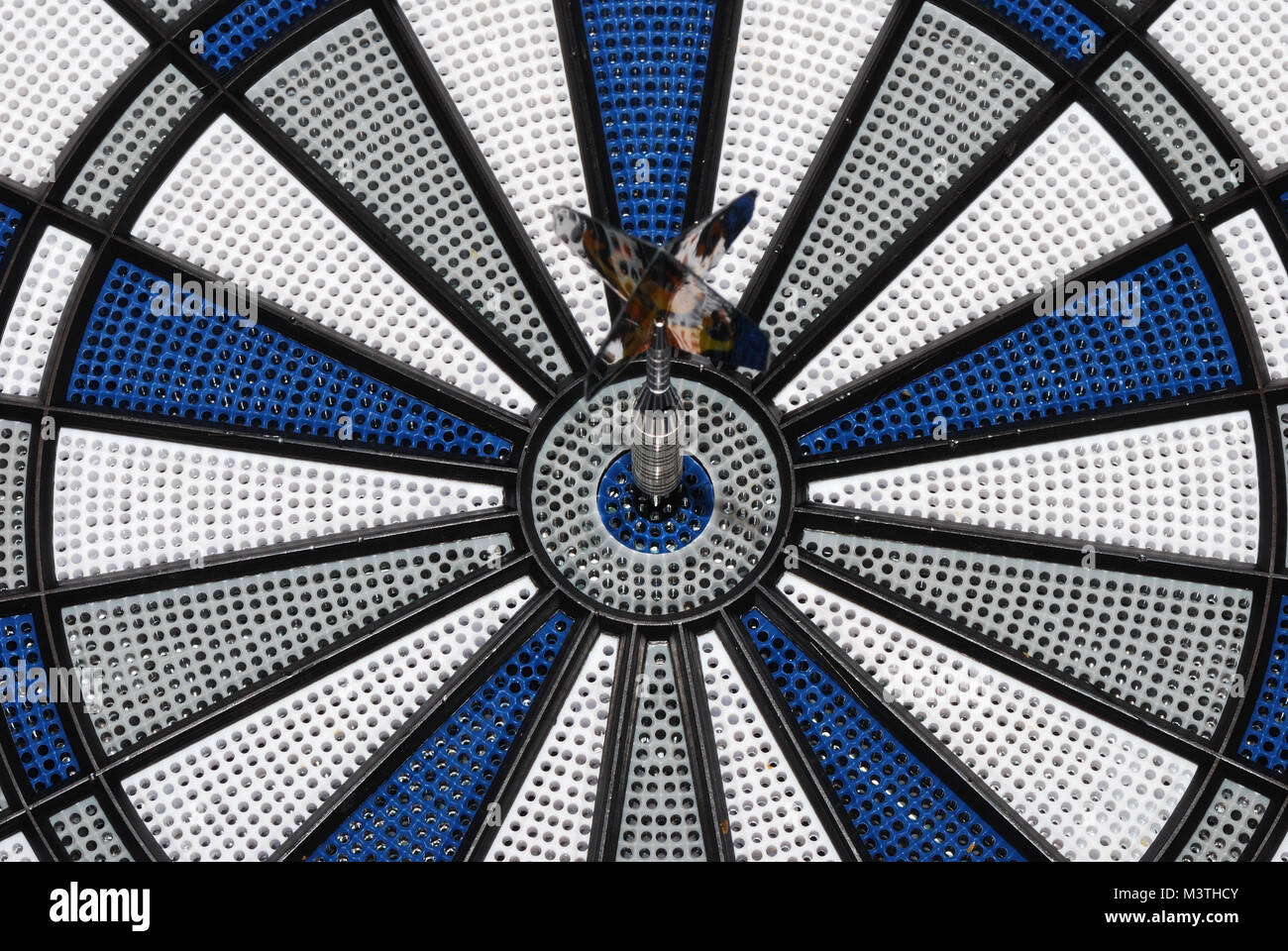 an arrow hit exactly in the middle dart at bullseye Stock Photo - Alamy