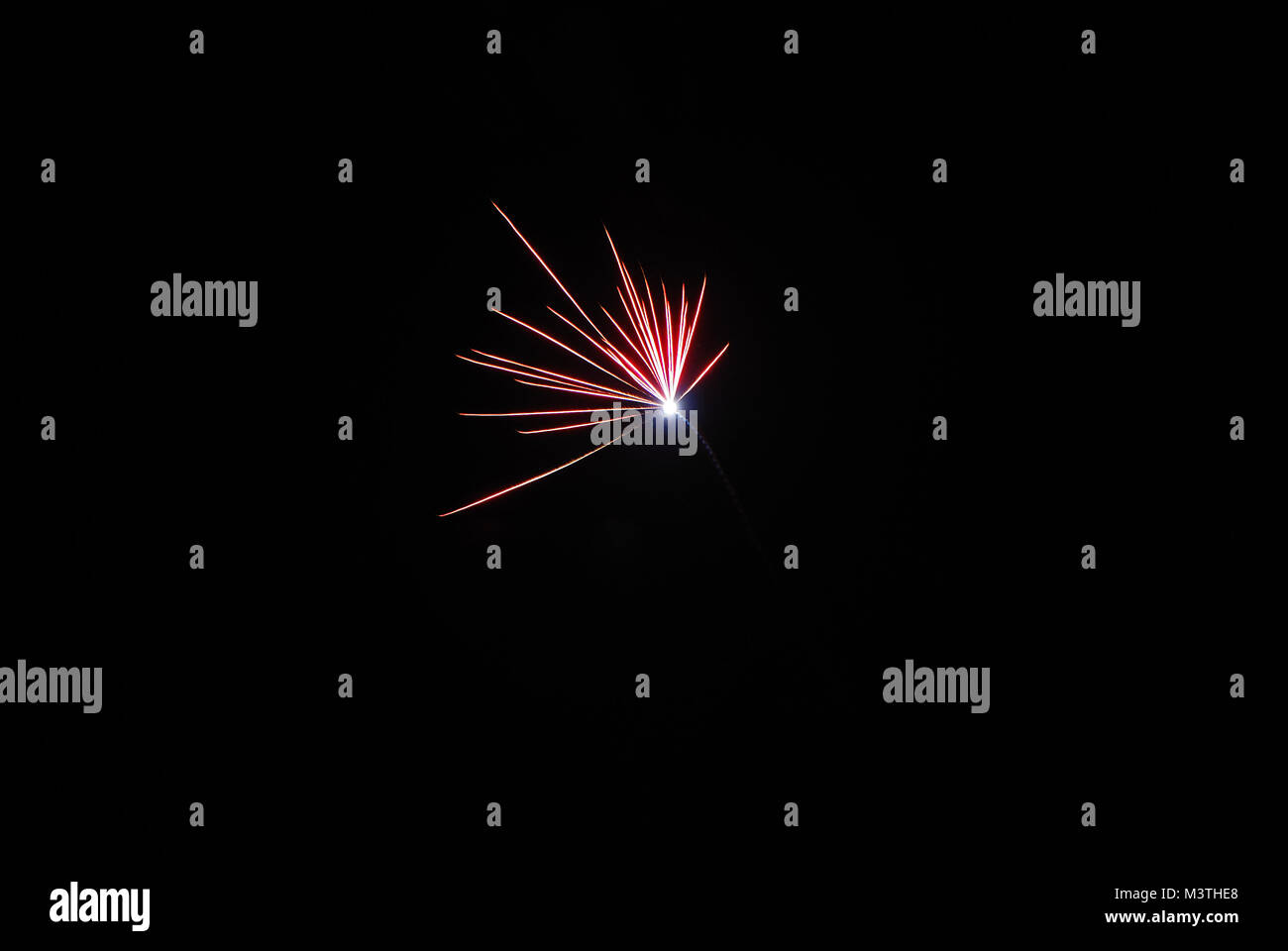 Single red fireworks burst hi-res stock photography and images - Alamy