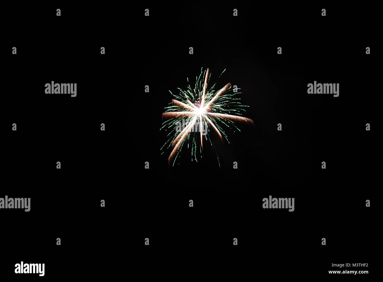 Single red fireworks burst hi-res stock photography and images - Alamy