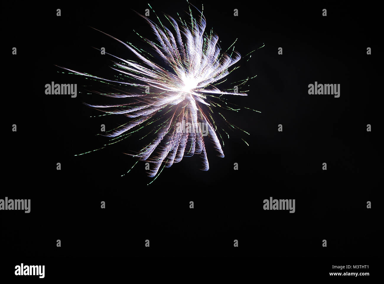 Single burst fireworks hi-res stock photography and images - Alamy