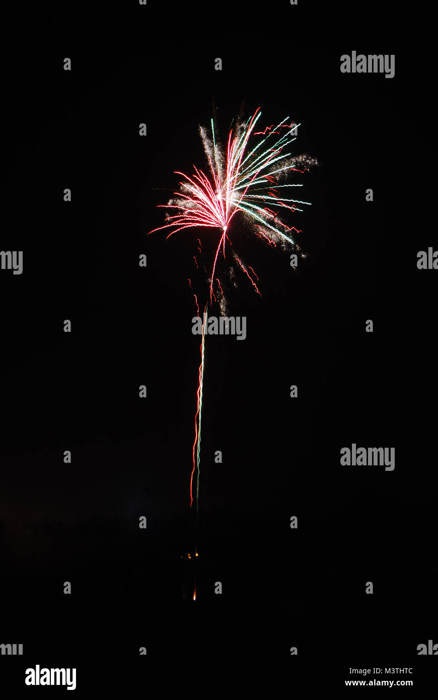 Single burst fireworks hi-res stock photography and images - Alamy