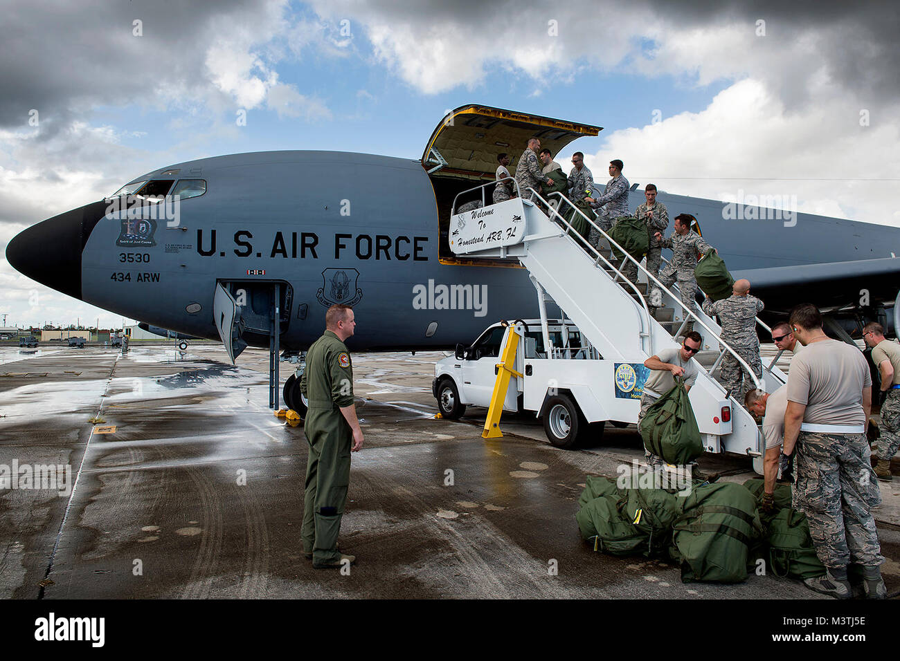 Men and women from the 434th Air Refueling Wing offload baggage and ...
