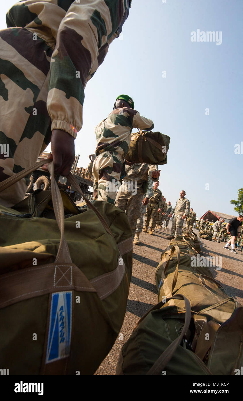 Paratroops jumping hi-res stock photography and images - Alamy