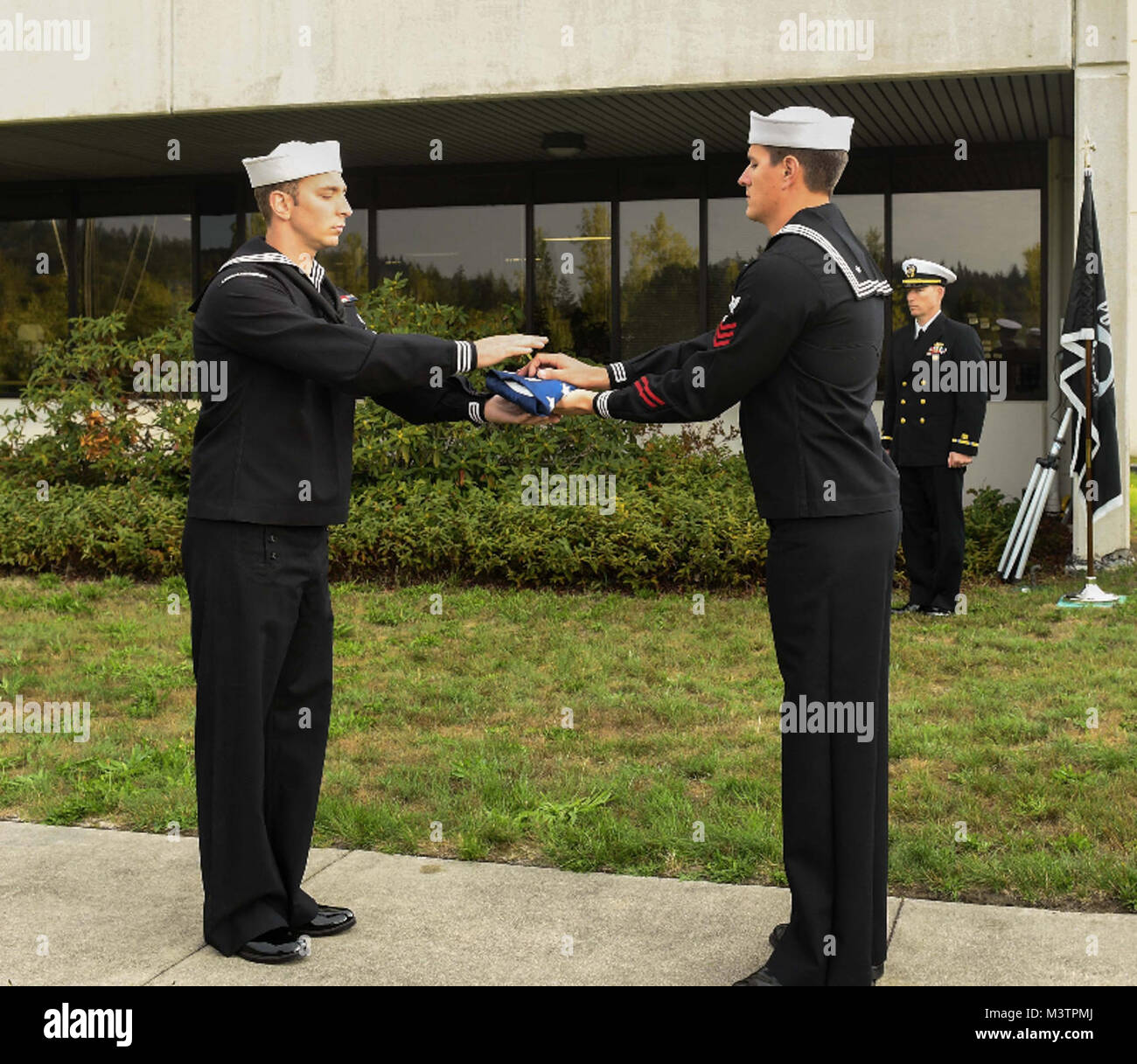 160916-N-SH284-007 KEYPORT, Wash. (Sept. 16, 2016) Sailors participate ...