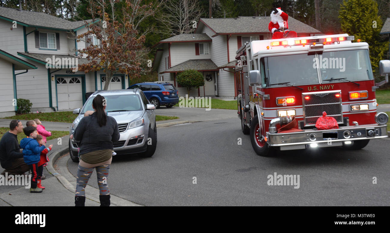 161218-N-UQ990-020 SILVERDALE, Wash. (Dec. 18, 2016) – Residents at ...