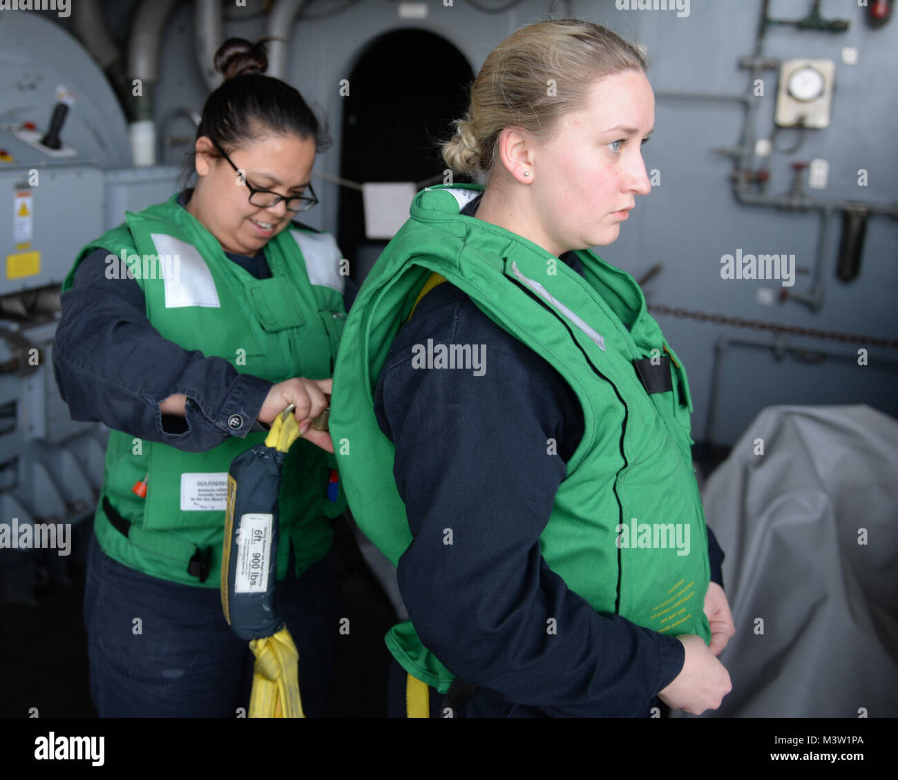 PACIFIC OCEAN (April 11, 2017) U.S. Navy Sonar Technician (Surface ...