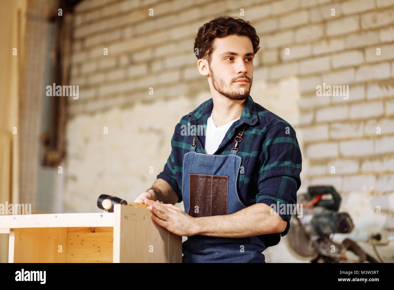 carpenter hammering a nail into wooden board Stock Photo - Alamy