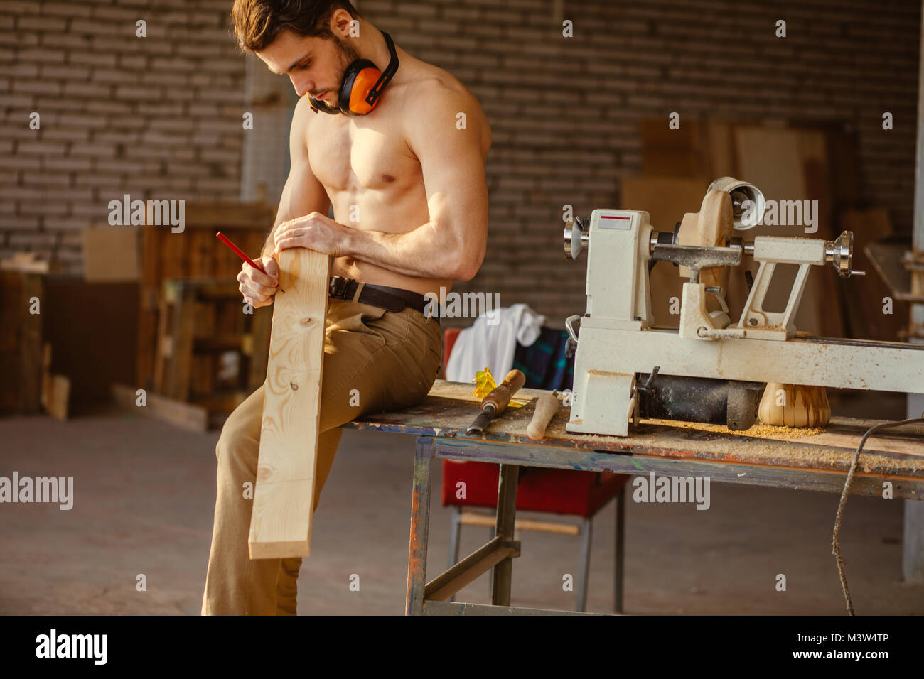 carpenter using straightedge to draw line on board Stock Photo - Alamy