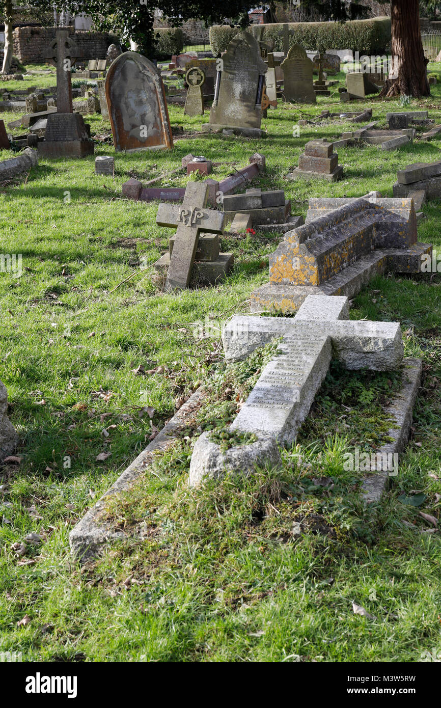 Old graves in Christ Church graveyard, Frome, Somerset, England Stock ...