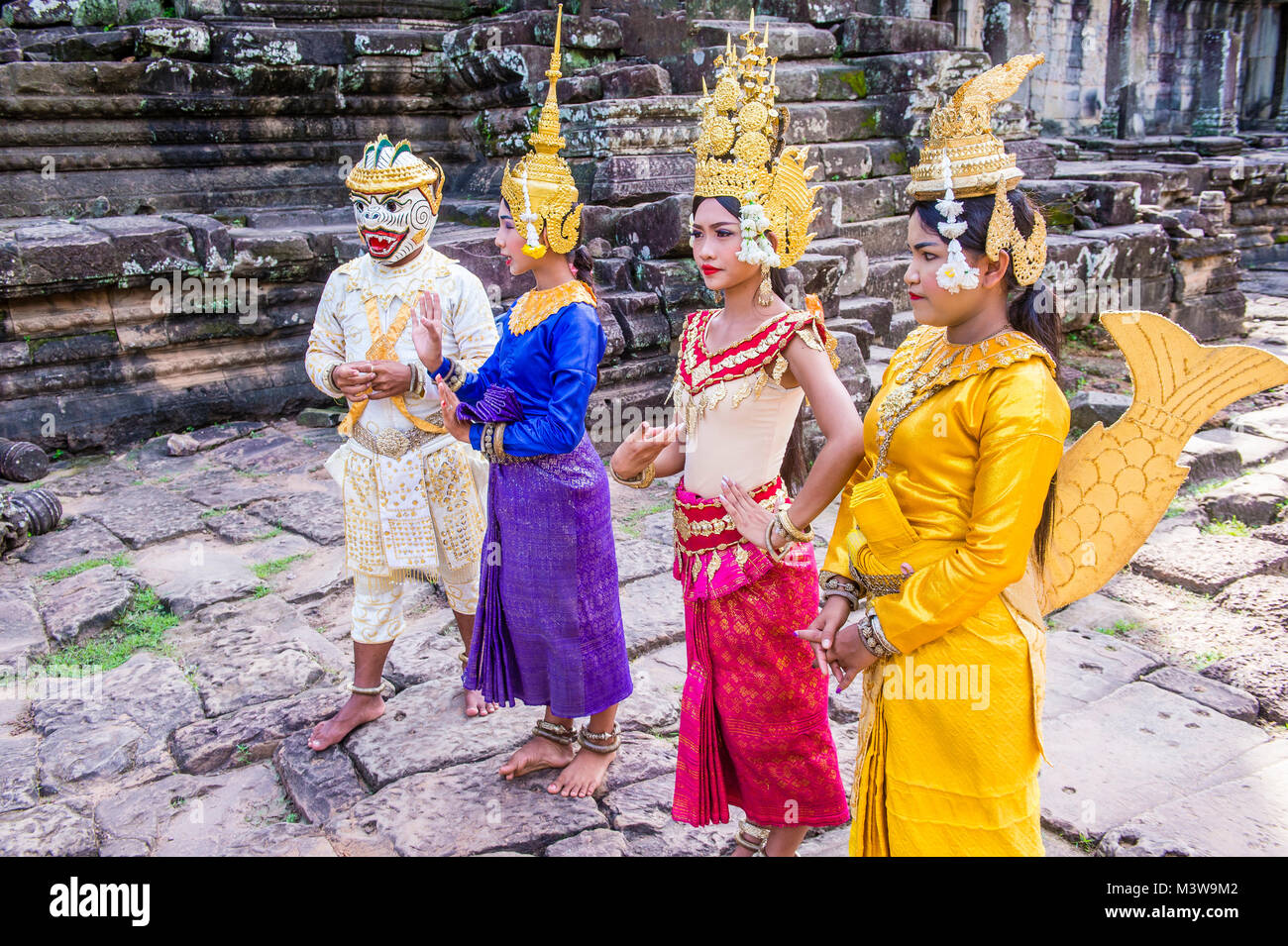 Khmer Traditional Dancers In Costume At Angkor Wat Temple Stock Photos ...