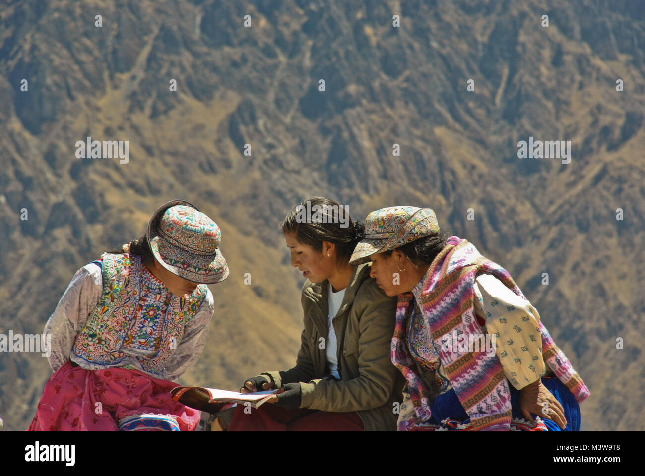 Peru women traditional dress hi-res stock photography and images - Alamy