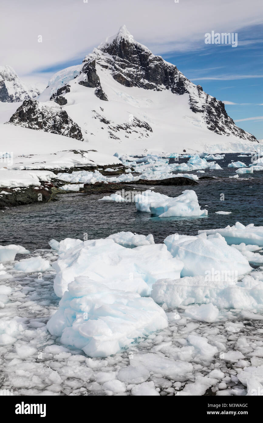 Sea ice; icebergs & snow & ice covered Antarctica landscape; Rongé ...