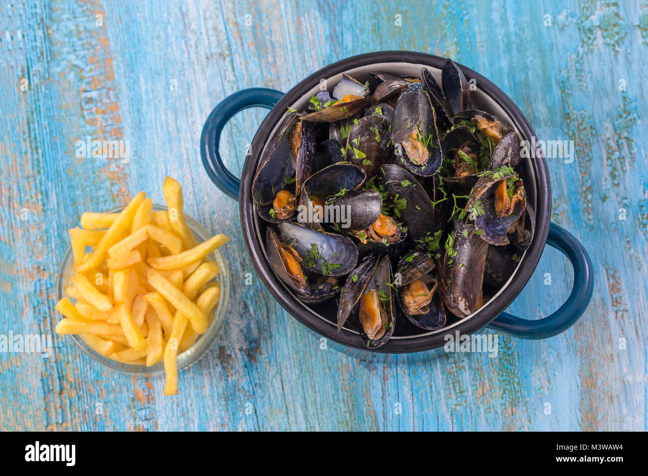Mussels french fries a glass hi-res stock photography and images - Alamy