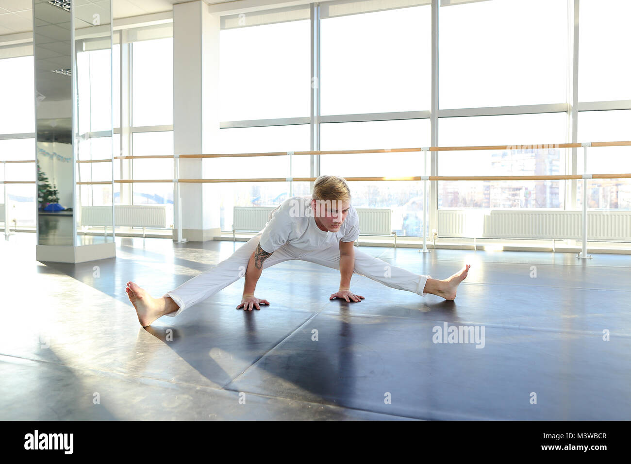Street style dancer moves Stock Photo - Alamy