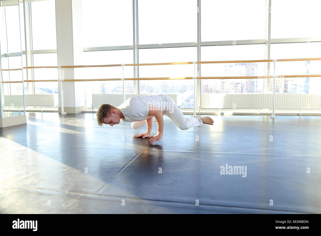Dancer improving handstand with legs spread out Stock Photo - Alamy
