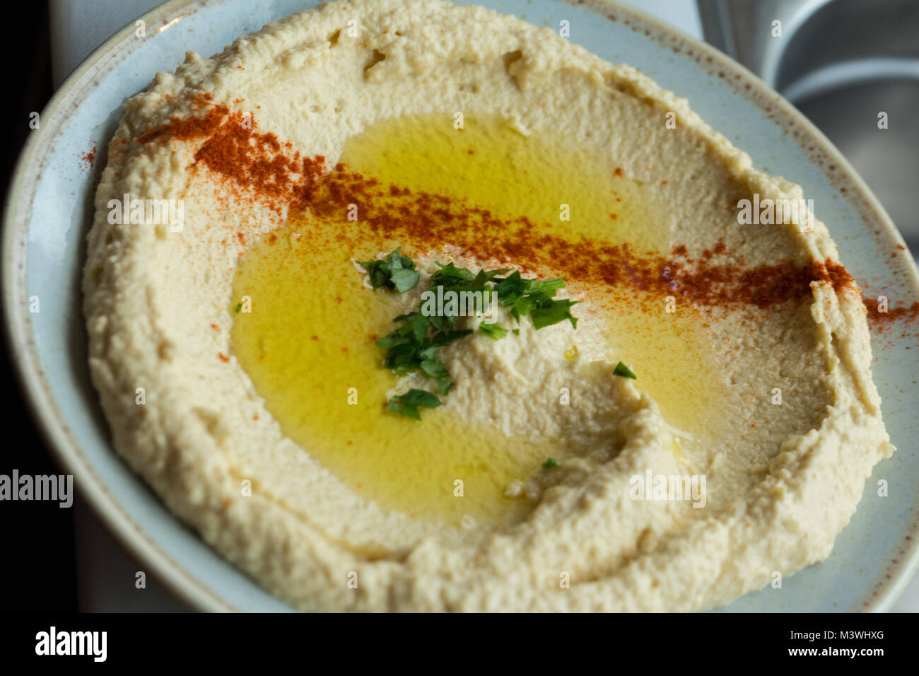 Hummus and pita bread Stock Photo - Alamy