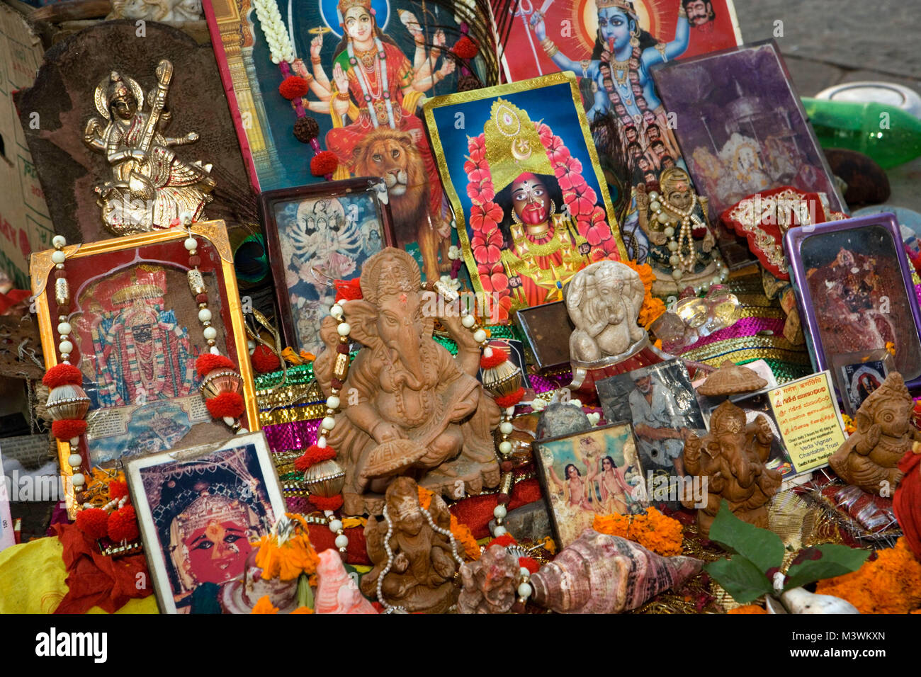 Hindu altar hi-res stock photography and images - Alamy