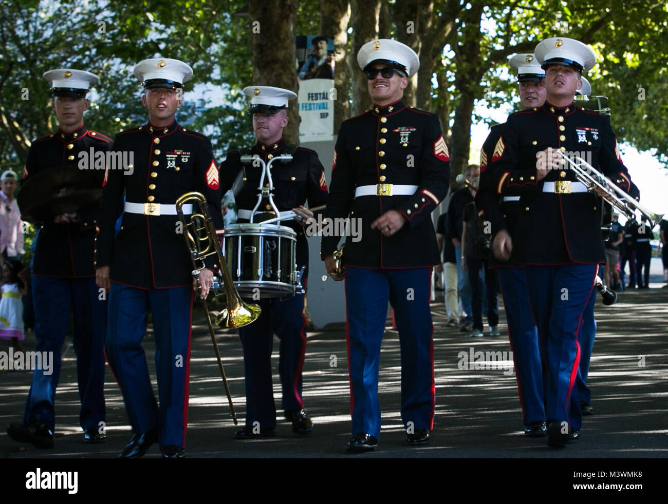 Marine musicians with the 1st Marine Division Band perform in Seattle ...
