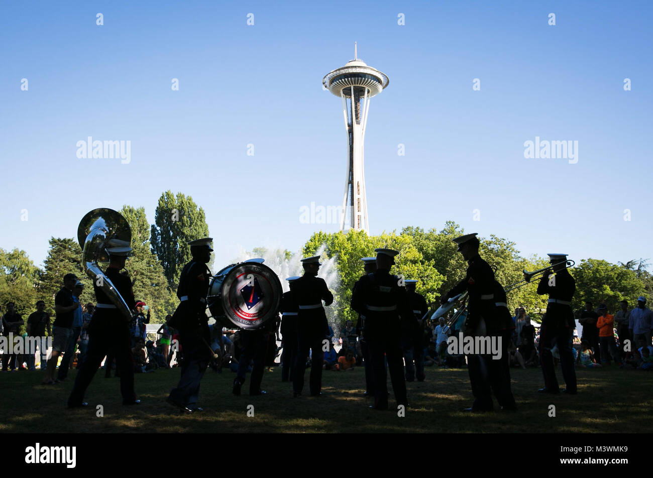 Marine musicians with the 1st Marine Division Band perform in Seattle ...