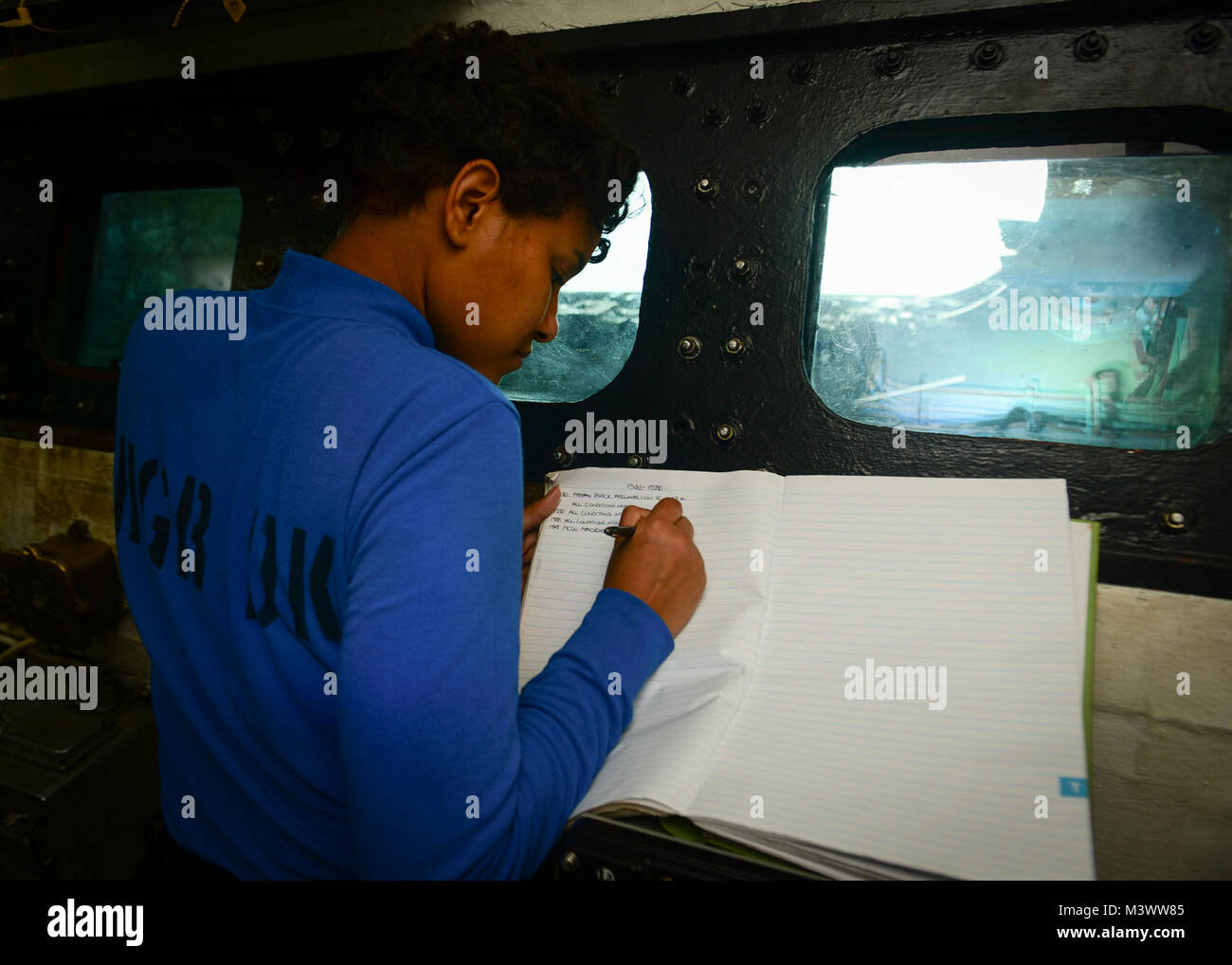 Indian Ocean (Nov. 2, 2017) U.S. Navy Aviation Boatswain's Mate ...