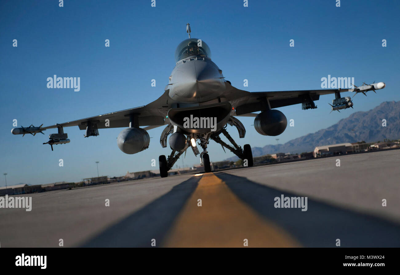 16 fighting falcon mechanics hi-res stock photography and images - Alamy