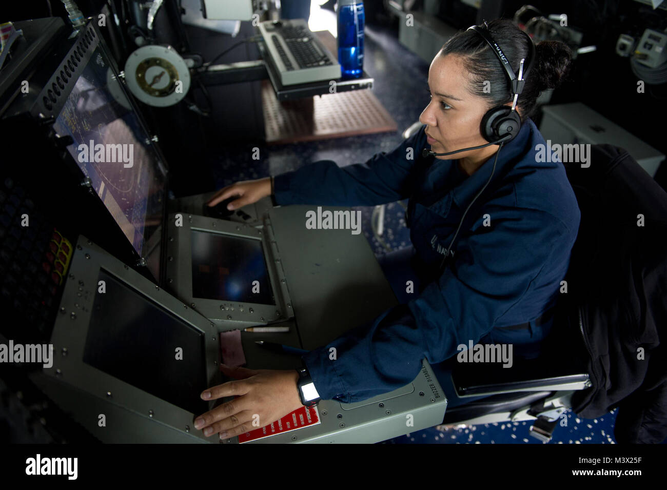 Pilothouse uss nimitz cvn 68 hi-res stock photography and images - Alamy