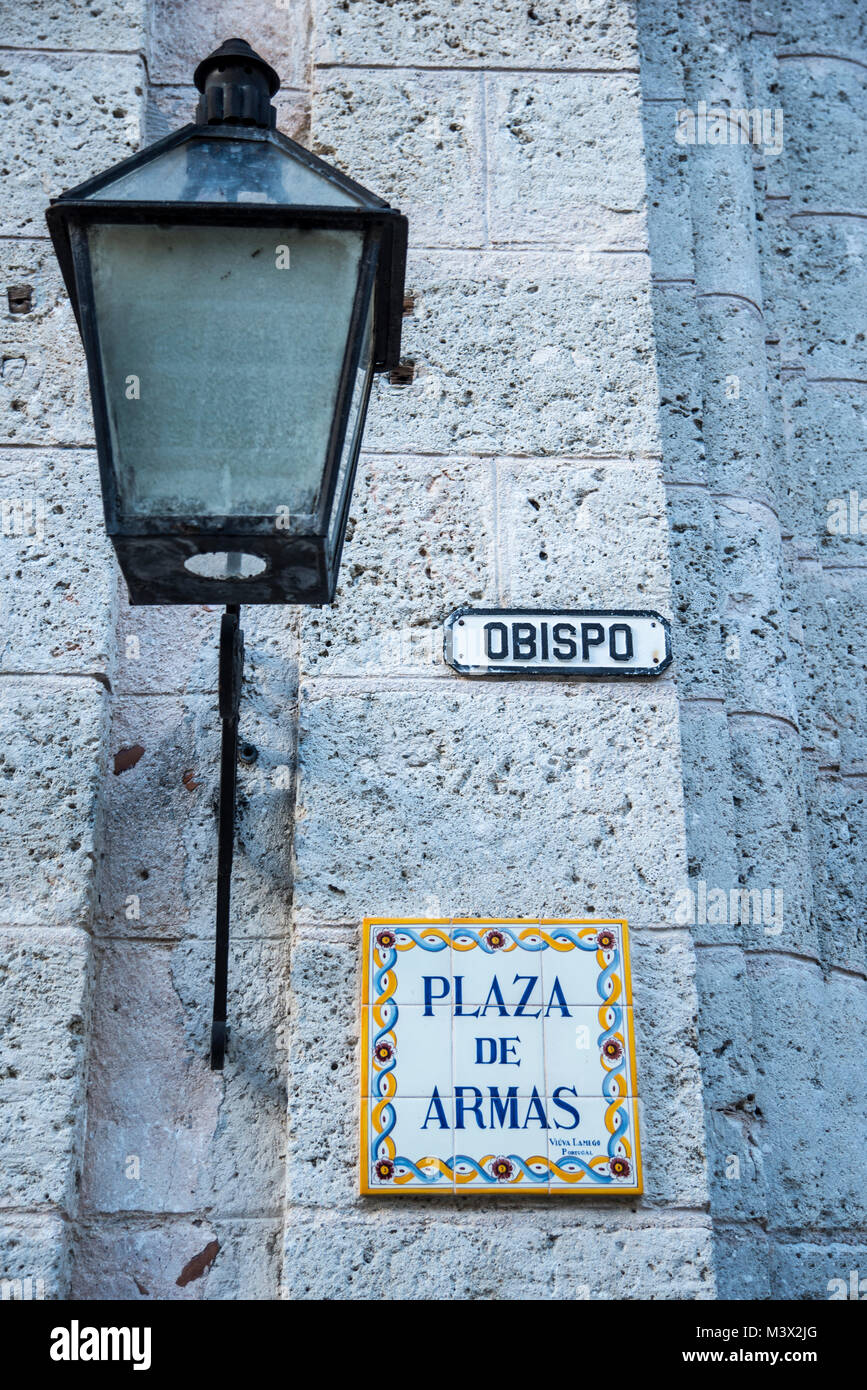 Weapons square hi-res stock photography and images - Alamy