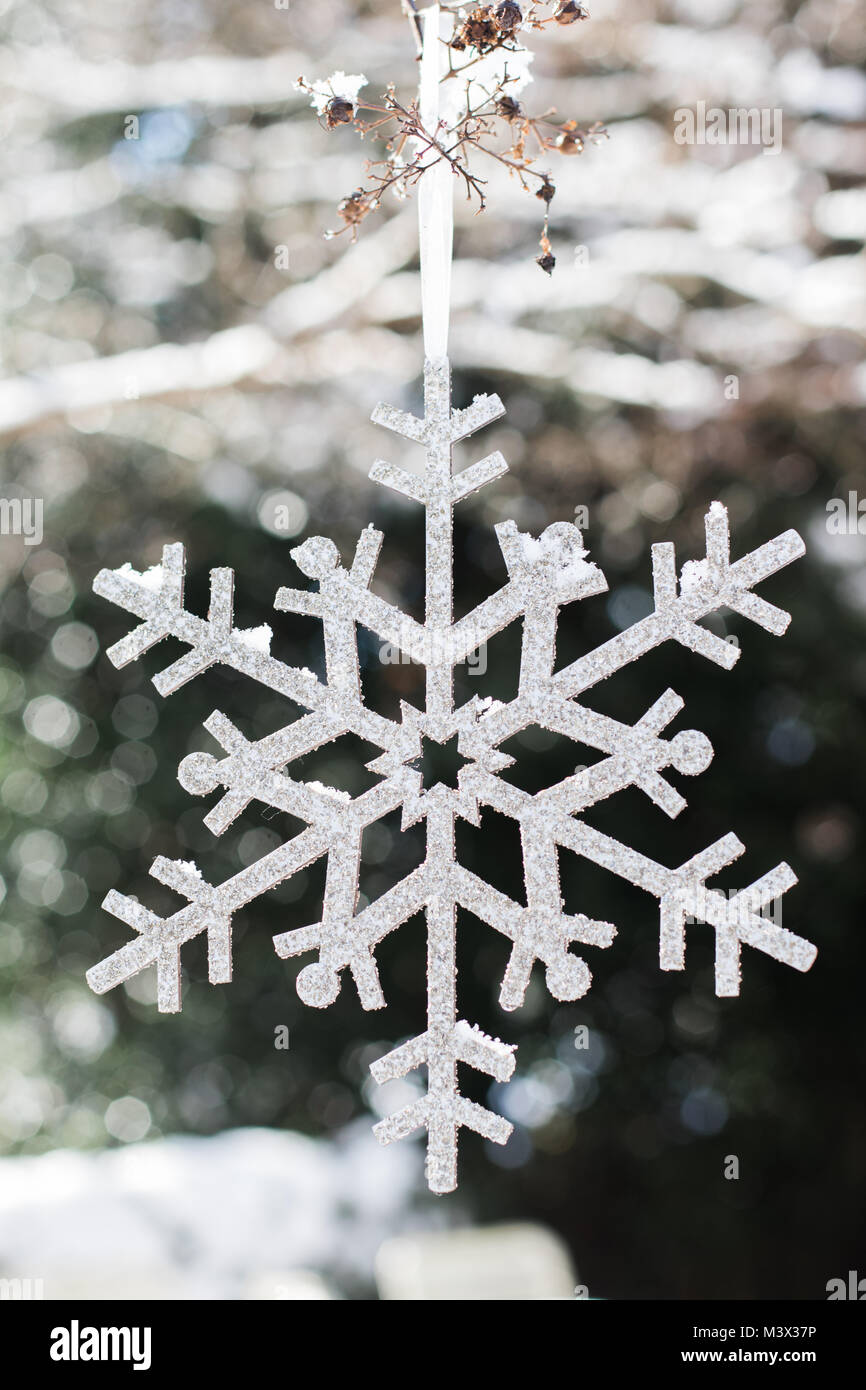 Silver glittery snowflake hi-res stock photography and images - Alamy