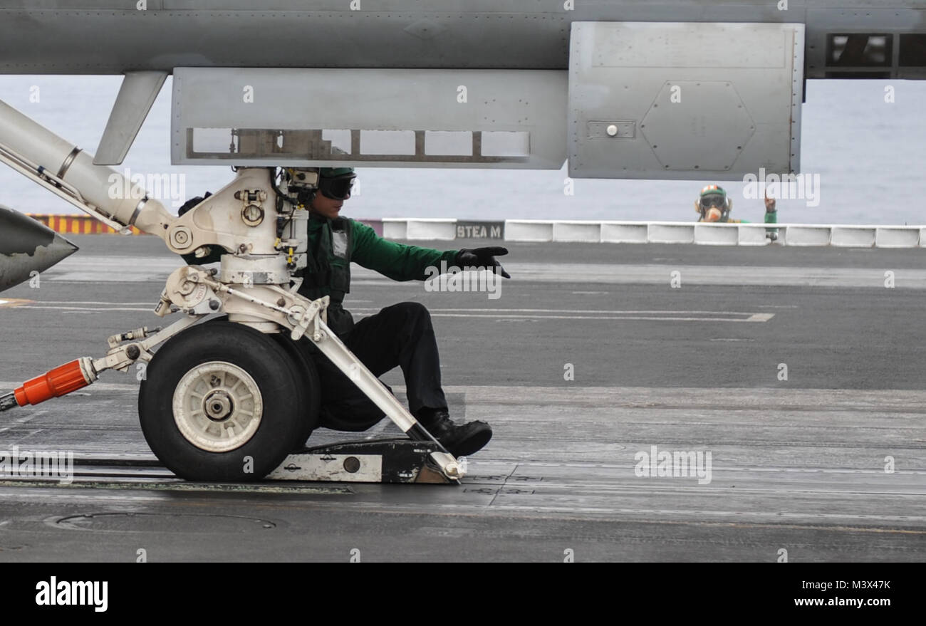INDIAN OCEAN (Nov. 16, 2013) Aviation Boatswain’s Mate (Equipment) 3rd ...