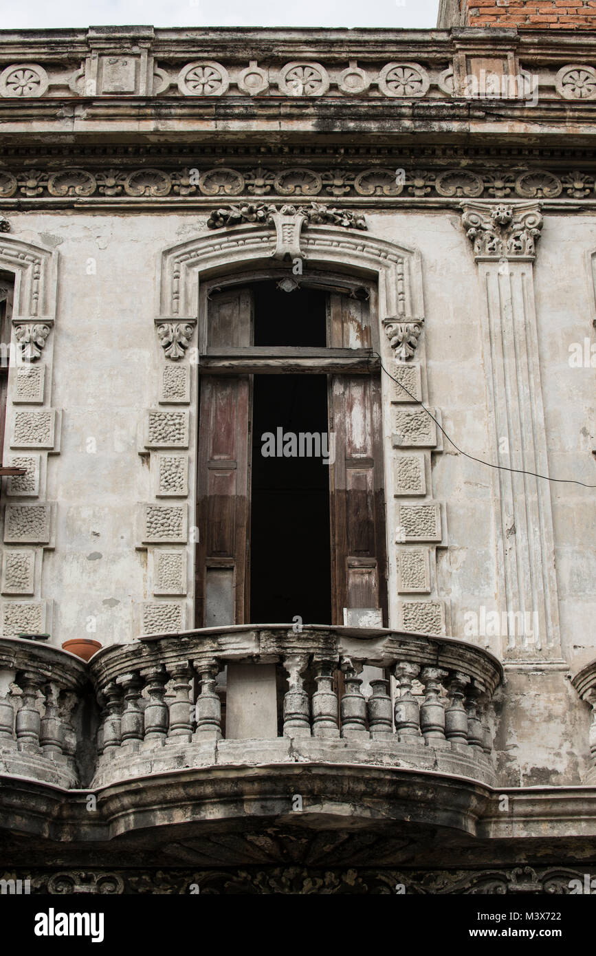 Building in poor condition in Havana Stock Photo - Alamy