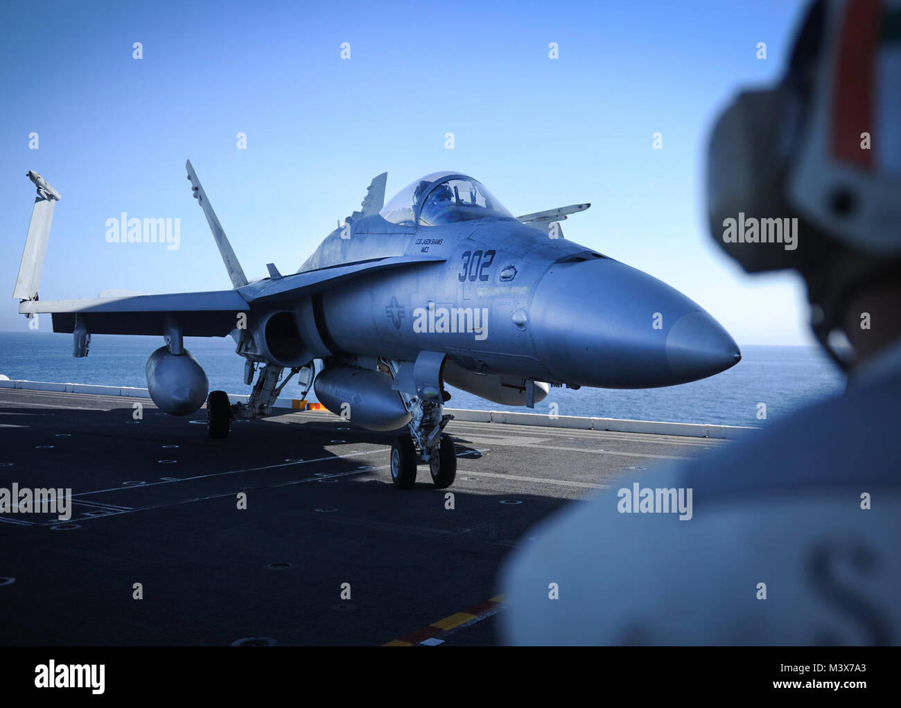 Assigned to the blue diamonds of strike fighter squadron vfa hi-res ...
