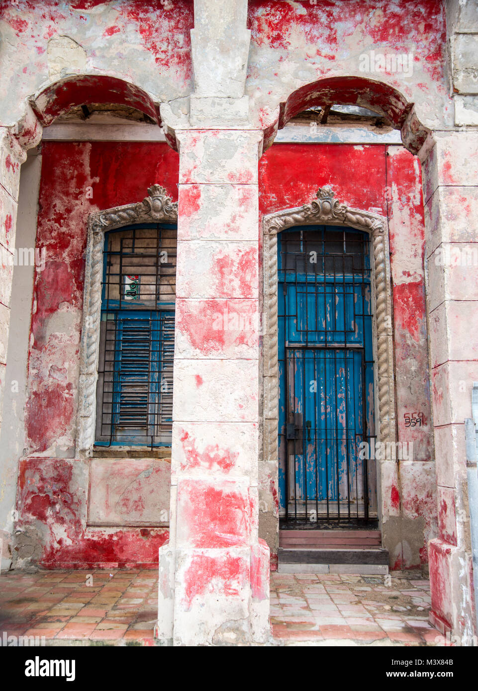 Building in bad condition in Havana Malecon Stock Photo - Alamy