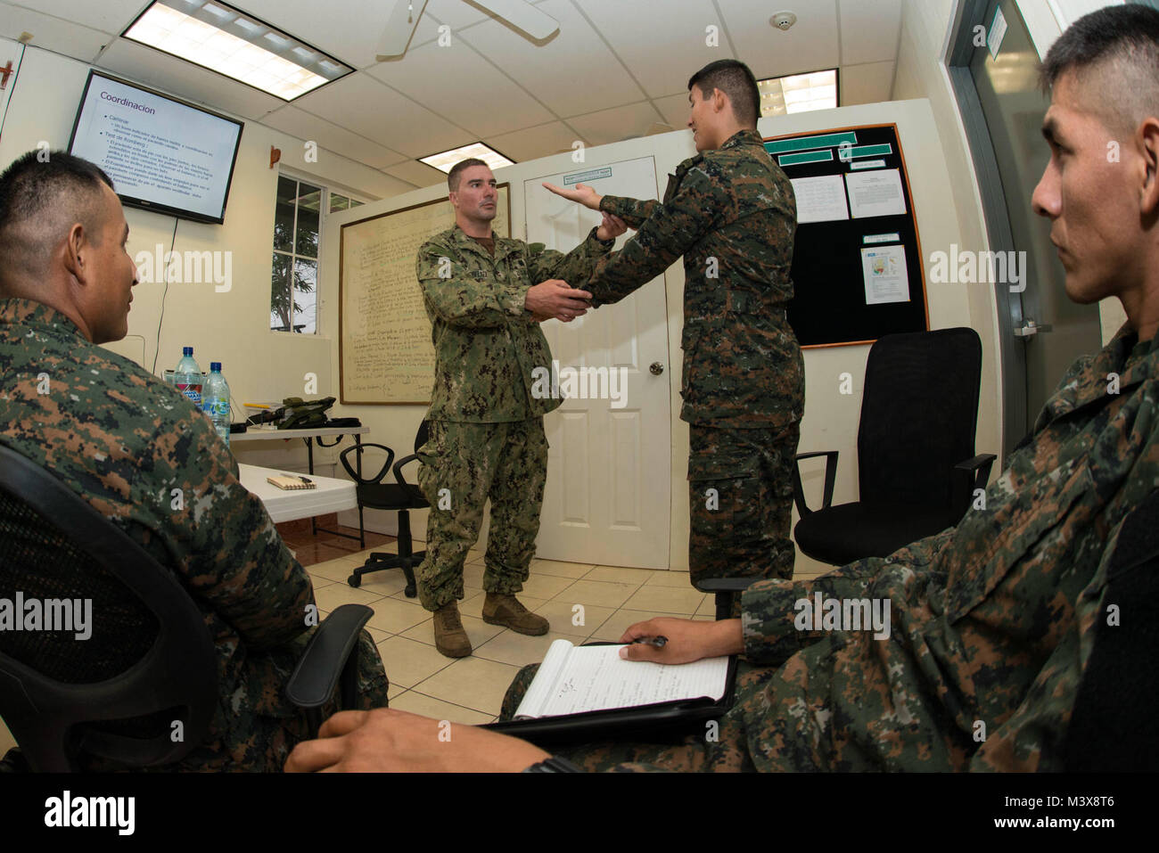 Naval divers at work hi-res stock photography and images - Alamy