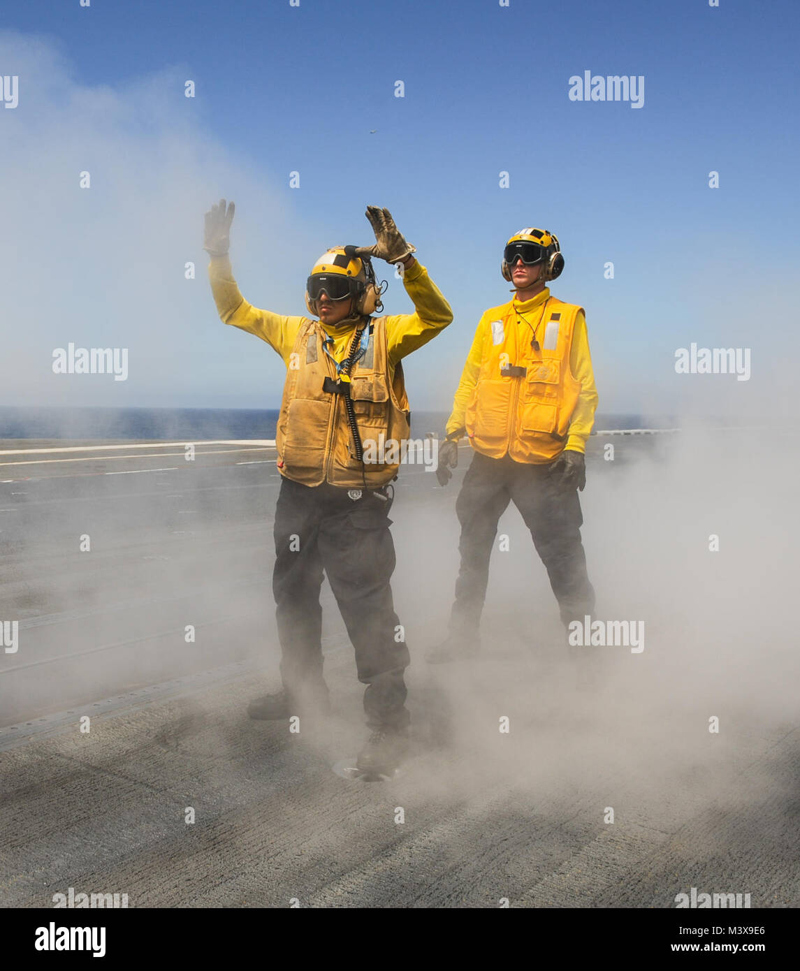 PACIFIC OCEAN (Sept. 10, 2014) – Aviation Boatswain’s Mate (Handling ...