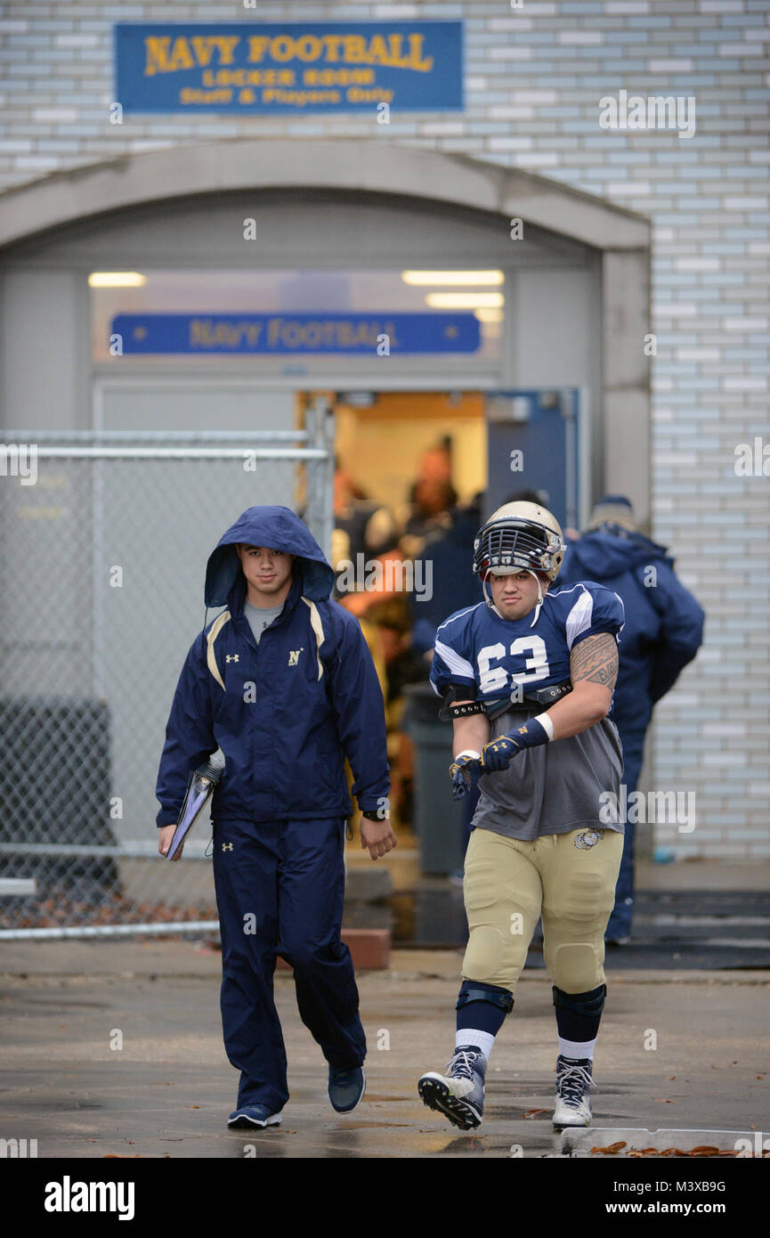 141203-D-FW736-002 –Junior offensive lineman/center, Blaze Ryder ...