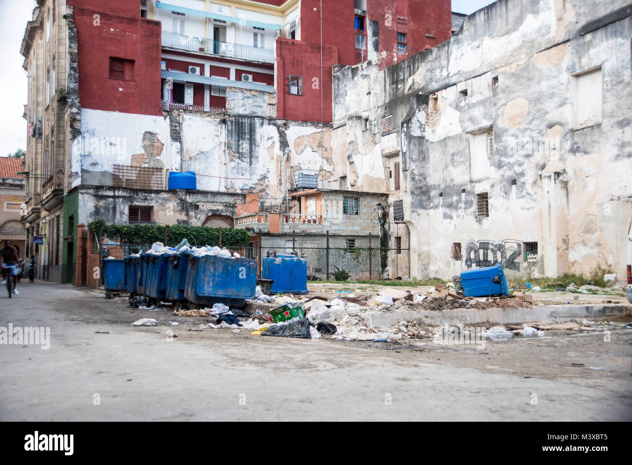 Collapsed building in Old Havana Stock Photo - Alamy