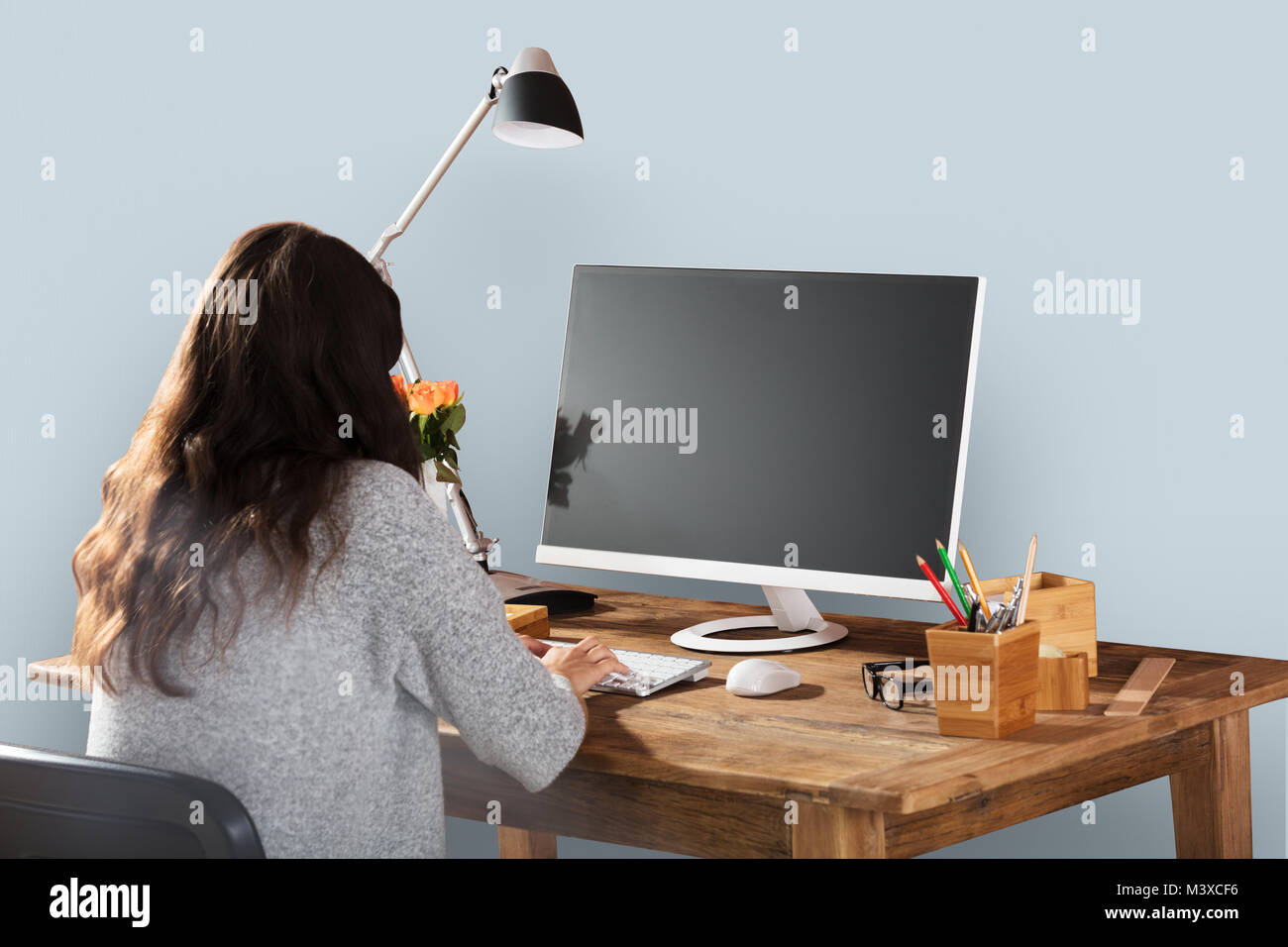 Business woman desktop computer hi-res stock photography and images - Alamy