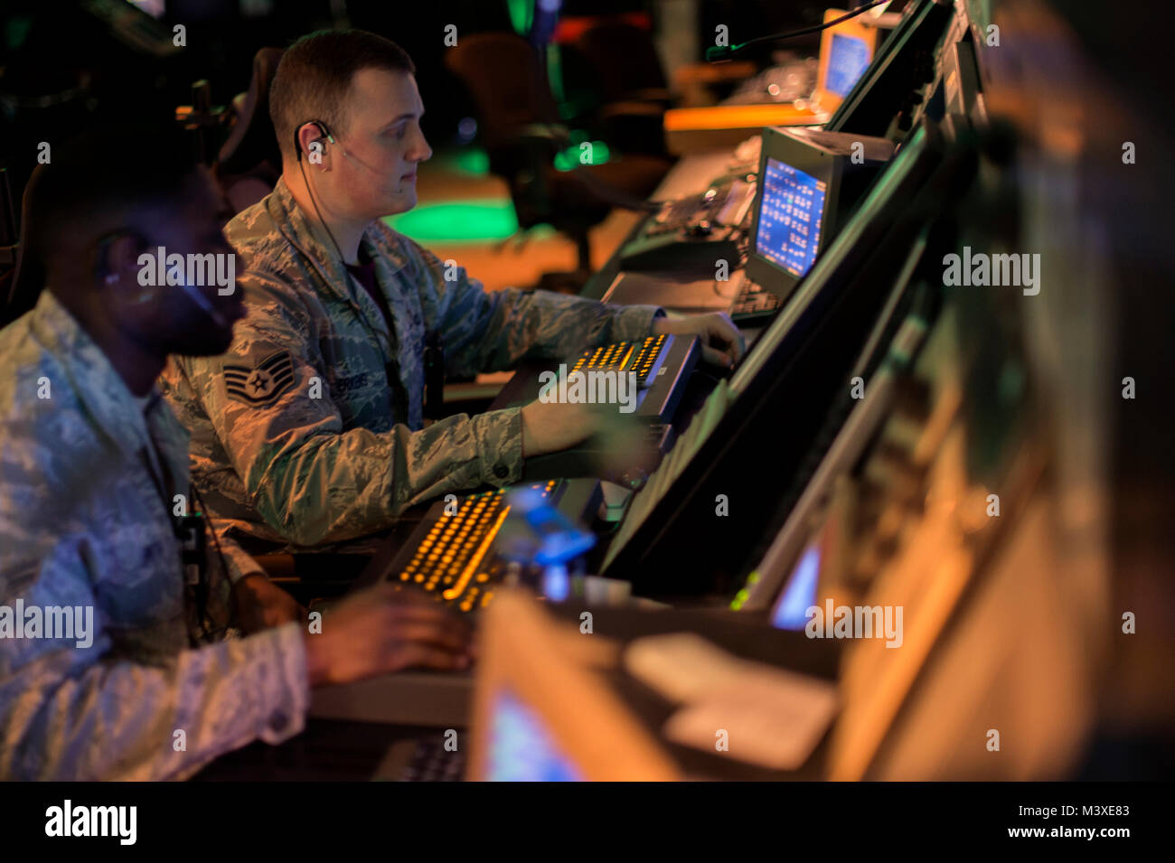 Air traffic controllers radar approach control hi-res stock photography ...